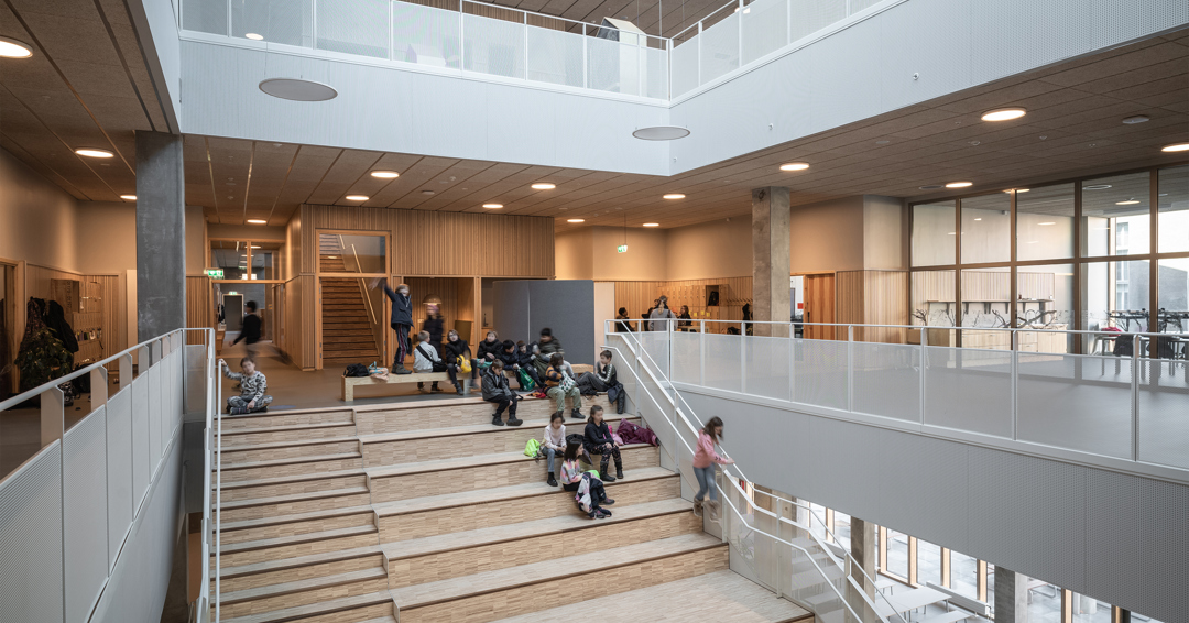 Arkitektonisk skolmiljö med utrymme för rörelse | Troldtekt